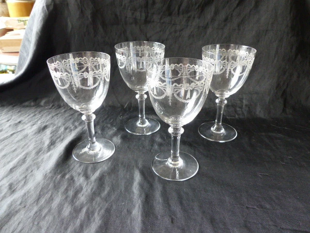 LOT DE 4 Anciens Verre A Eau En Cristal Grave Verre A Pied Decor Noeud Et Palme EUR 15,00 ...