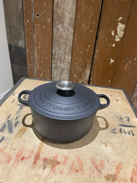LE CREUSET SIGNATURE Round Dutch Oven 18 Pot Lidded Black Cast Iron ...