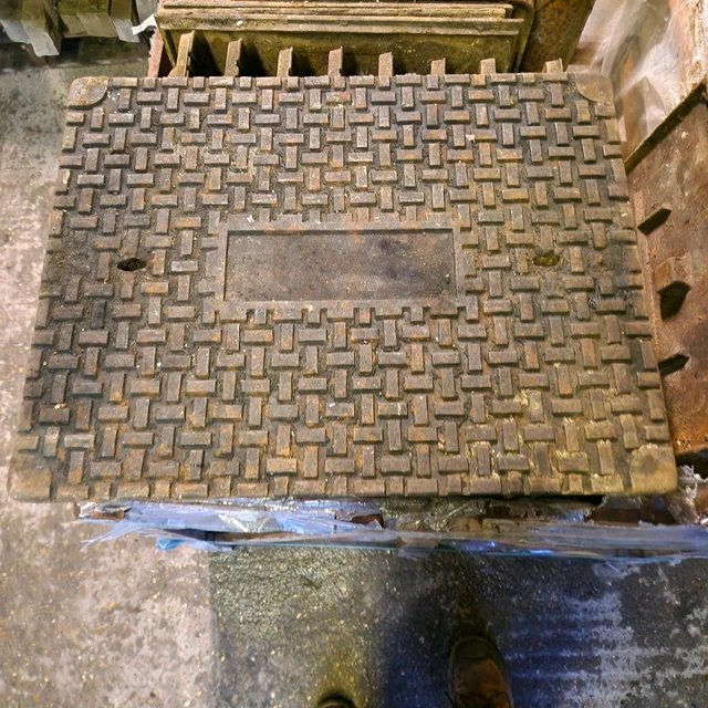 CAST IRON MANHOLE Drain Cover 675mm X 523mm Keyhole Lift Free P&p Drain ...