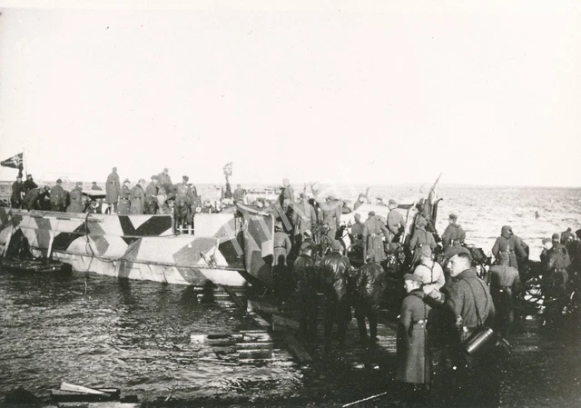 FOTO KRIEGSMARINE LABO sowjetischen Kriegsgefangenen dt. Soldaten Ösel ...