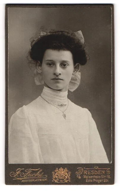 FOTOGRAFIE J. FUCHS, Dresden, Junge Frau im weißen Kleid mit Halskette ...