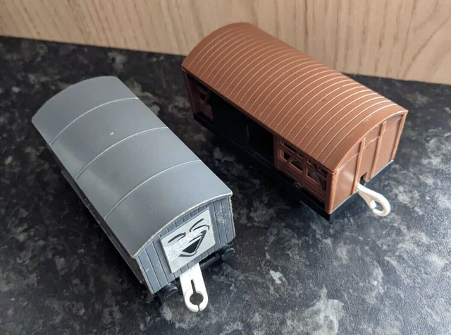 TOMY TRACKMASTER THOMAS The Tank Engine - Freight Wagon And A Cattle ...