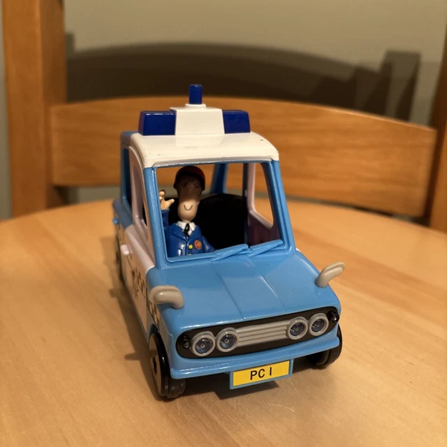 POSTMAN PAT - Police Car & Pat Character Figure £9.03 - PicClick UK