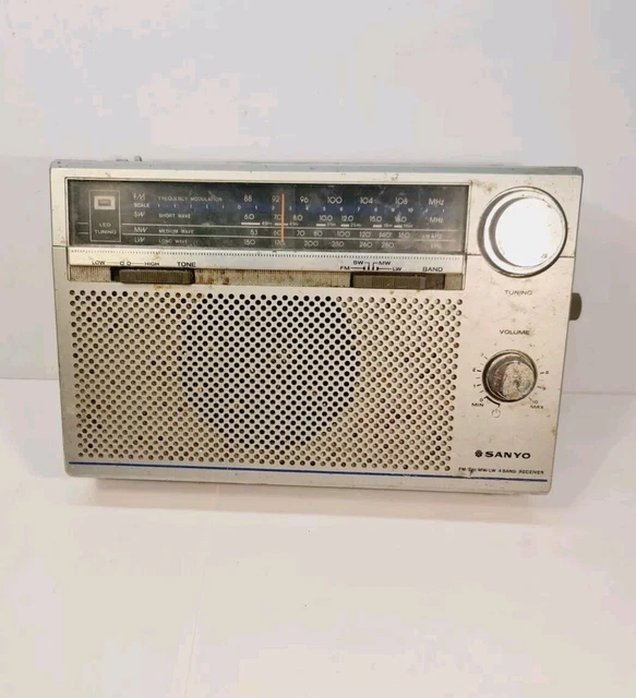 VINTAGE SILVER COLORED RP880 SANYO Portable Radio - 4-Band - AM(MW)-LW ...