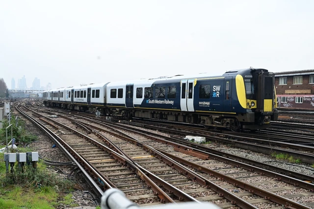 CLASS 450 NO 450066 n south western at clapham jn £1.00 - PicClick UK