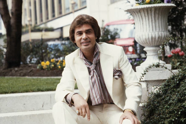 ENGELBERT HUMPERDINCK SINGER Posing For A Portrait Old Music Photo $9. ...