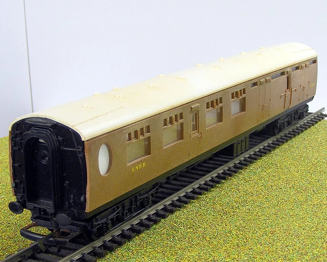 HORNBY BRITISH LNER Teak Brake Coach 1870 with Interior Seating for 00 ...