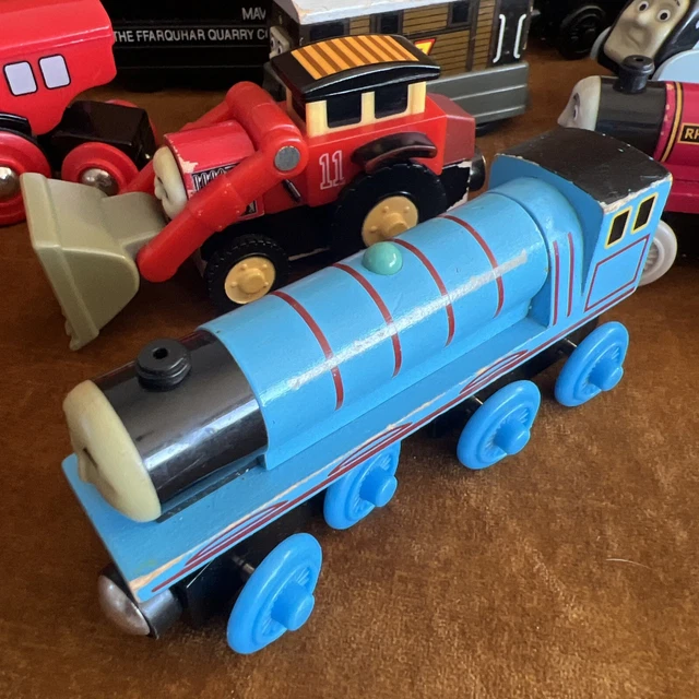 THOMAS THE TANK engine Brio Trains. The Red 512 Train Is Battery ...