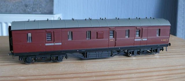 HORNBY R4237 Stanier ex LMS parcels van M31004M fitted with 3-link ...