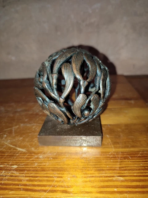 SCULPTURE BOULE DE gui en fer forgé signé EDGAR BRANDT , presse papier ...