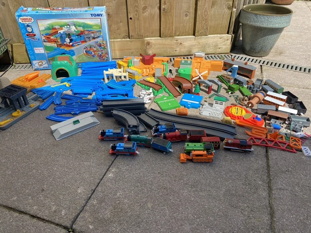 TOMY TRACKMASTER TRAIN Set, Thomas & Friends Tank Engine 180+ Pieces £ ...