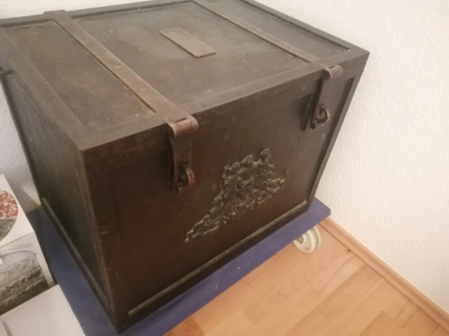 ANCIENNE CAISSE ENREGISTREUSE coffre en fer coffre coffre au trésor navigation coffre de soldat ...