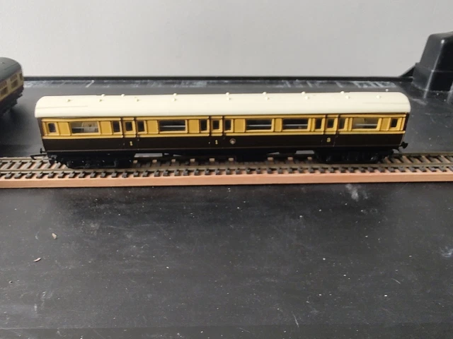 TRIANG COACH CARRIAGE Oo Gauge 1st class? 3rd class? Fair condition ...