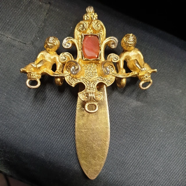 BEAU CLAVET CHÂTELAINE Métal doré Décor putti Serti d'une pierre dure ...