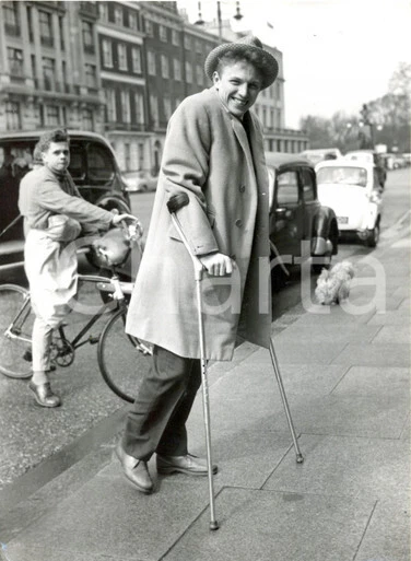 1959 LONDON TOMMY STEELE going to his orthopedic Sir Reginald WATSON ...