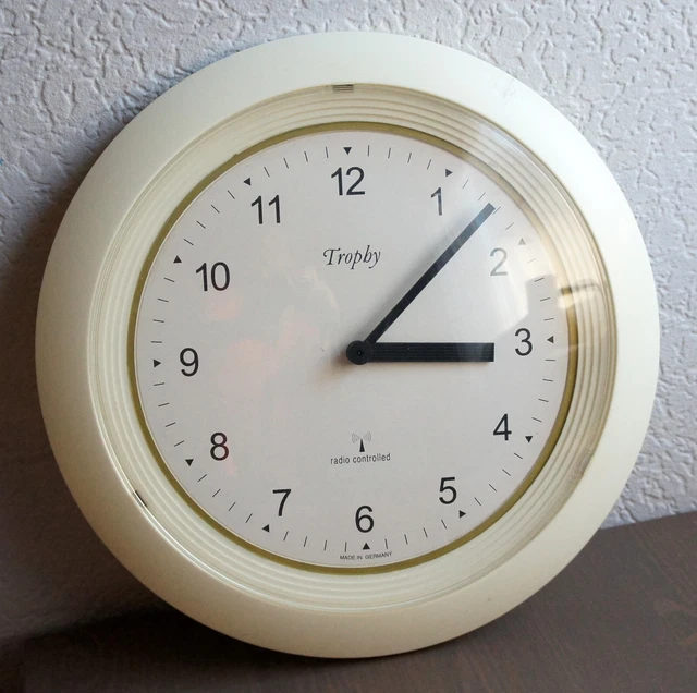 TROPBY WANDUHR RADIO controlled Germany Kunststoff naturweiß Funkuhr ...