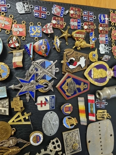 LOT MILITARIA ET civil dont insignes Militaire WW2. Médaille US Merit. Gendarmer EUR 120,00 ...