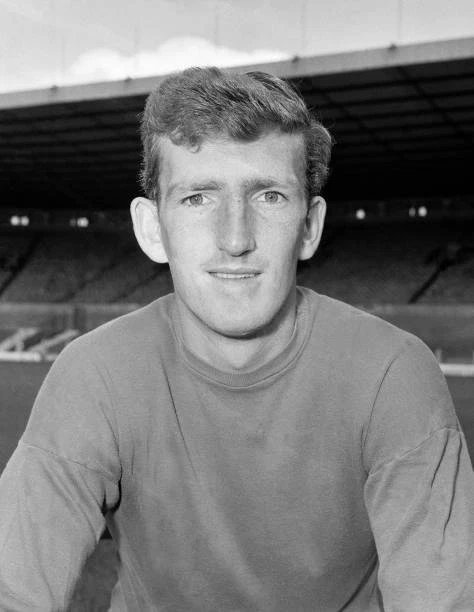MANCHESTER UNITED GOALKEEPER Alex Stepney At Old Trafford 1968 OLD ...