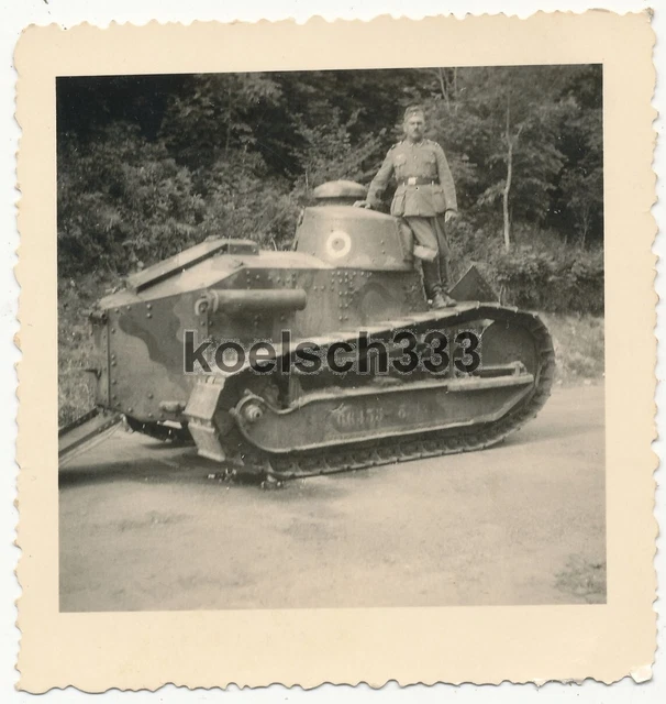 FOTO SOLDAT DER Wehrmacht auf einem französischen Renault FT 17 Beute ...