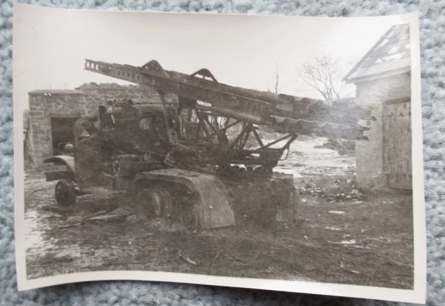 FOTO MIT EINEM zerstörten russischen Raketenwerfer/Katjuscha ...