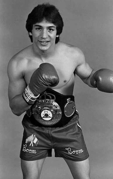 RAY MANCINI POSES For A Portrait With His Belt 3 Old Boxing Photo EUR 6 ...