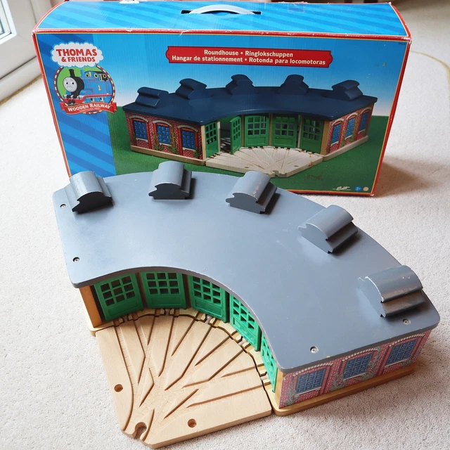 THOMAS THE TANK ENGINE & Friends Wooden Railway Roundhouse Engine Shed ...