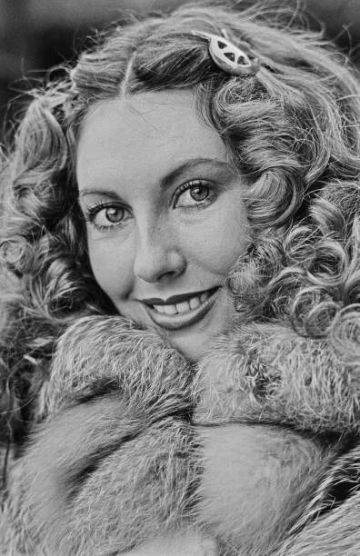 ENGLISH MODEL AND actress Marilyn Cole UK 1974 OLD PHOTO $9.00 ...