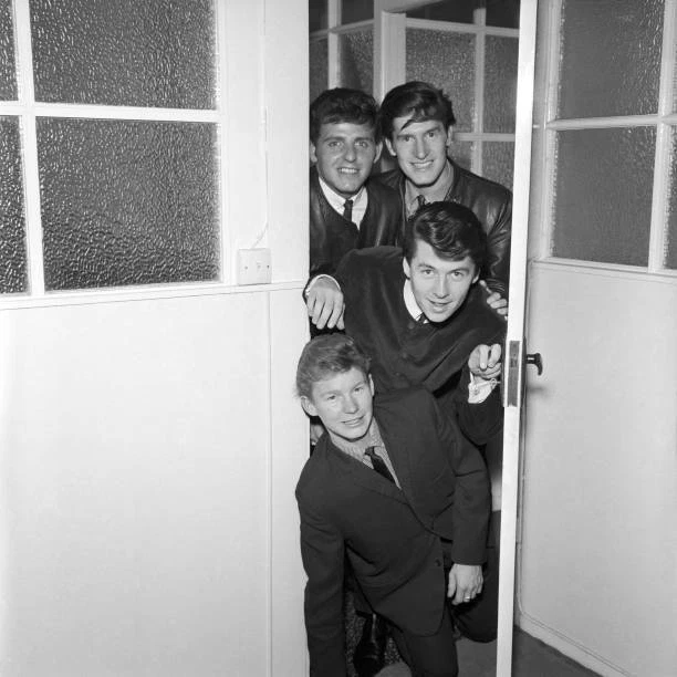 THE SEARCHERS TONY Jackson Chris Curtis Mike Pender John Mcnally Old ...