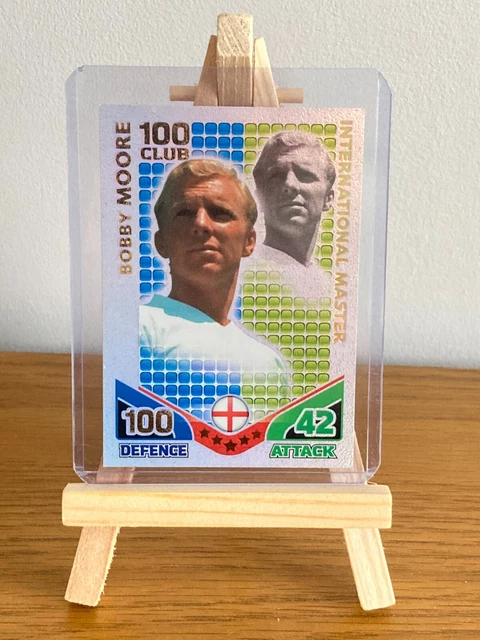 CARTA BOBBY MOORE 100 Club Edition Coppa del Mondo 2010 Topps Match ...