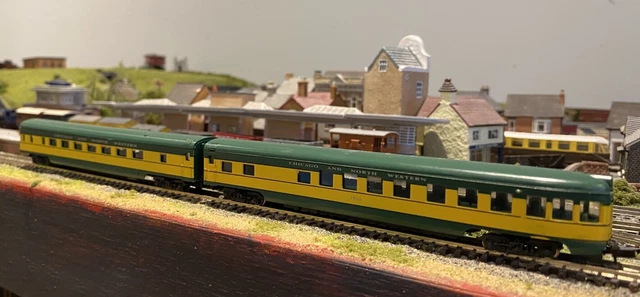 N GAUGE CON Cor x2 coaches Chicago & North Western Yellow & Green ...
