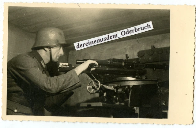 A39 FOTO 2 WH Soldat im Bunker Scheer am MG Maschinengewehr beim ...