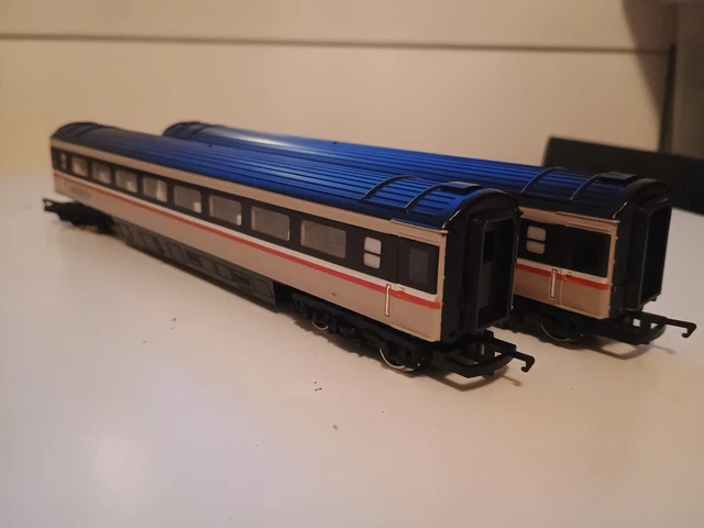 HORNBY PAIR OF Mk3 Coaches InterCity 125 HST Executive Swallow Livery ...