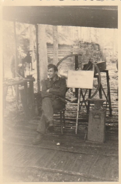 PHOTO SOLDAT ALLEMAND WW2 en pause dans une forge avec un panneau ...