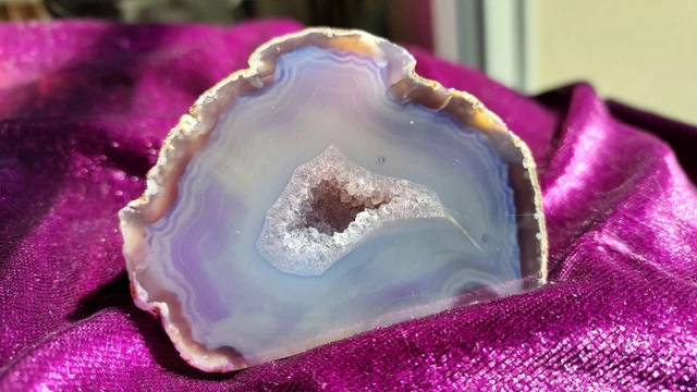 GÉODE D'AGATE TEINTÉE violet Longueur 6.8 cm Hauteur 5.5 cm 128 grammes Lot 143 EUR 32,00 ...