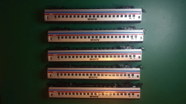 AMTRAK LIVERY (SILVER) Rake Of Five HO/OO Gauge Coaches (by Model Power ...