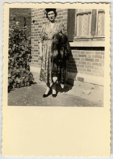 PHOTO ANCIENNE - Vintage Snapshot - Femme Mode Fourrure Mur - Woman ... PHOTO ANCIENNE - Vintage Snapshot - Femme Mode Fourrure Mur - Woman ...