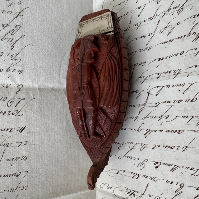 TABATIÈRE COROZO EN forme de navire décor sculpté d'un empereur M4068 ...