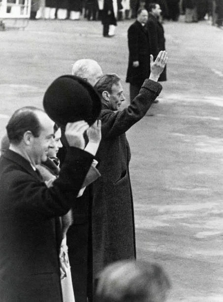 KING GEORGE VI and Queen Elizabeth wave to Princess Elizabeth 1950s Old ...