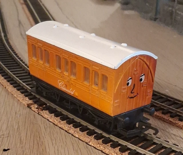 HORNBY THOMAS & Friends Clarabel 4-Wheel Coach - OO Gauge £4.33 ...