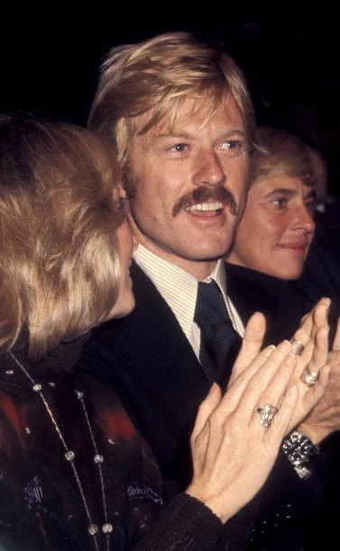 ROBERT REDFORD AND Lola Redford at Frank Sinatra Concert on - 1974 Old ...