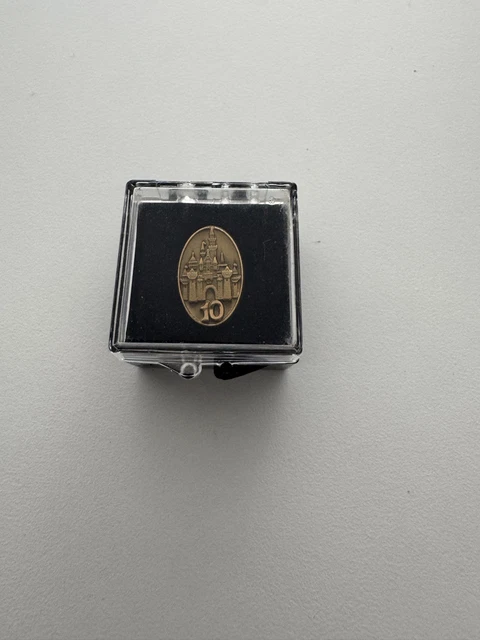 DISNEY CAST MEMBER Employee 10 Year Service Award Service Pin ...