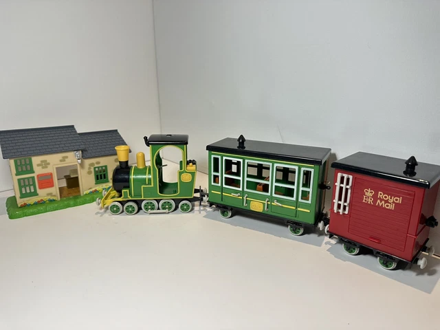 POSTMAN PAT GREENDALE Rocket Motorised Train With Carriages & Building ...