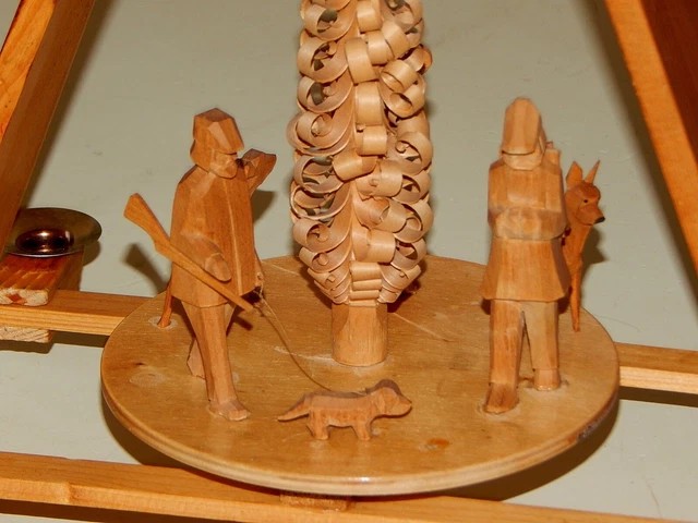 ALTE RICHARD GLÄSSER Pyramide Erzgebirge mit geschnitzten Figuren 47 cm ... ALTE RICHARD GLÄSSER Pyramide Erzgebirge mit geschnitzten Figuren 47 cm ...