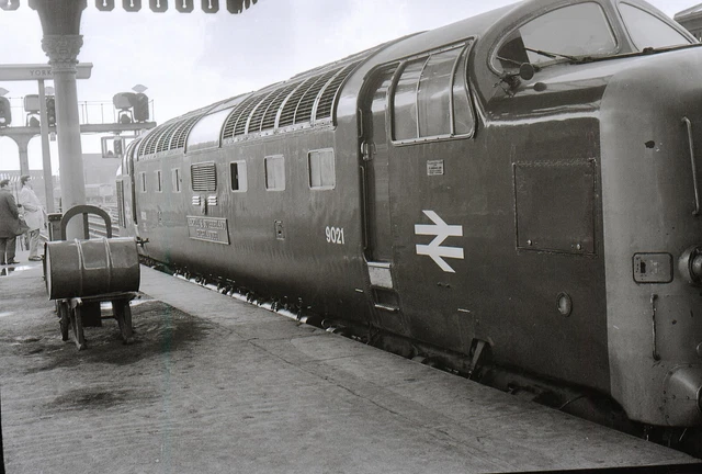ORIGINAL 35MM B&W slide : Class 55 Deltic 9021 @ York 1972 £5.99 ...
