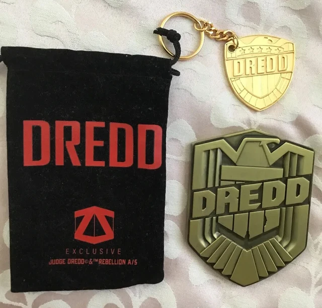 GEEK EXCLUSIVE JUDGE Dredd Metal Prop Replica Badge Keyring & Pouch ...