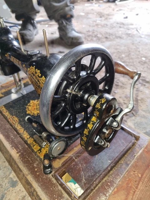 SINGER HAND CRANK Sewing Machine Antique Vintage With Box And Key £28. ...