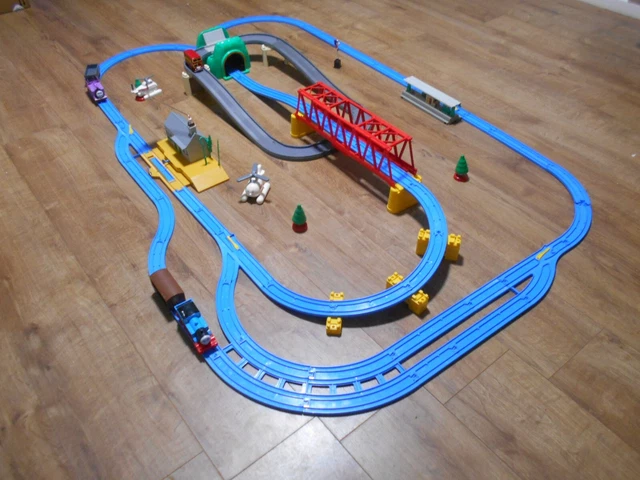 TOMY TRACKMASTER THOMAS the tank engine battery train set & trains £40. ...