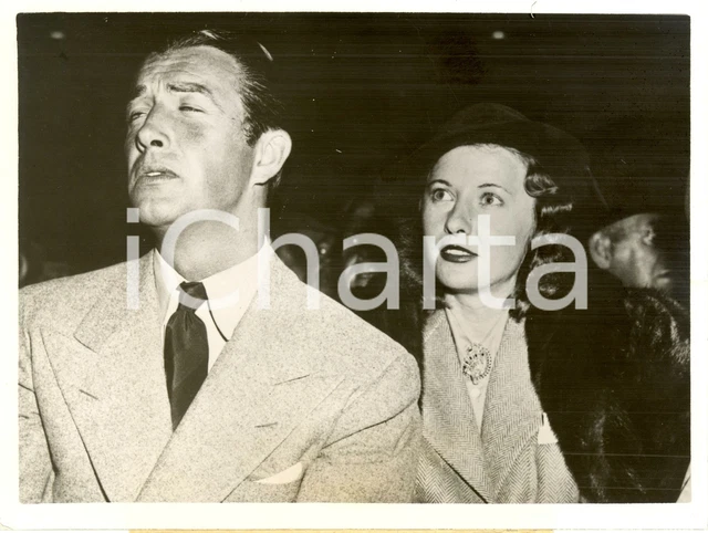 1939 USA ROBERT TAYLOR e Barbara STANWICK attori assistono a match di ...