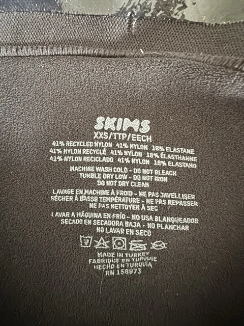 SKIMS SEAMLESS SCULPTING Above the Knee Short Size XXS Colour Onyx £39. ...