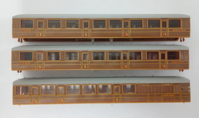 HORNBY OO GAUGE LNER Gresley Teak Composite Corridor Coach Body/Glazing ...